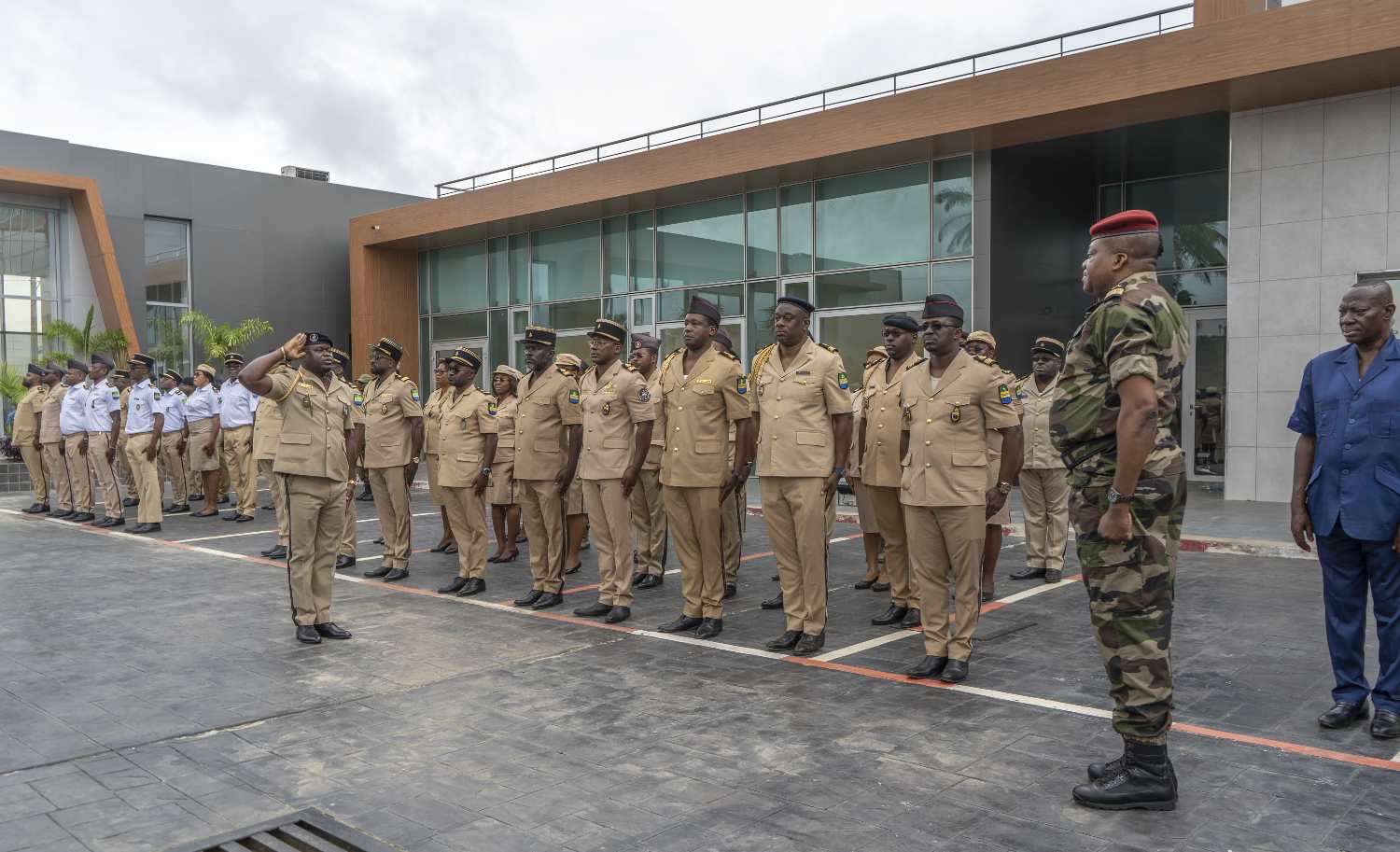 Prise de contact entre le Directeur Général des Douanes et les agents ...